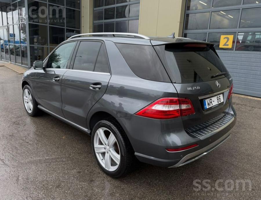 Grey Mercedes-Benz ML 250 2012 in Riga, with an engine capacity of 2.20 L and mileage of 323 thousand km for 11500 €, photo 6 on AUTOMOTO.COM.LV