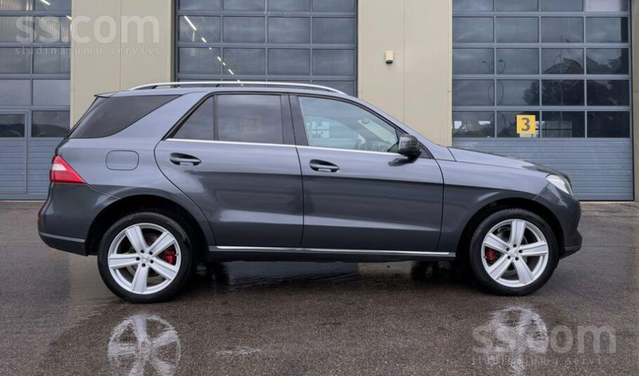Grey Mercedes-Benz ML 250 2012 in Riga, with an engine capacity of 2.20 L and mileage of 323 thousand km for 11500 €, photo 7 on AUTOMOTO.COM.LV