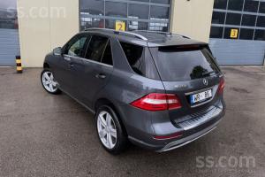 Grey Mercedes-Benz ML 250 2012 in Riga, with an engine capacity of 2.20 L and mileage of 323 thousand km for 11500 €, photo 17 on AUTOMOTO.COM.LV