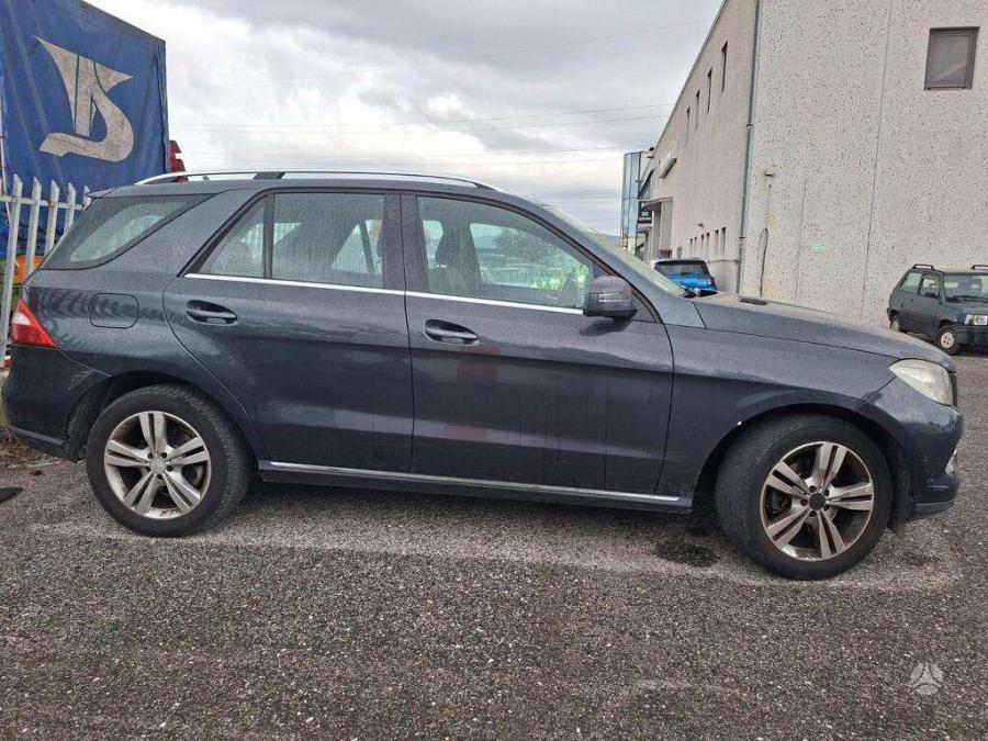 Pelēks Mercedes-Benz ML 250 2013 Šauļi, ar dzinēja tilpumu 2.14 L un nobraukumu 290 tūkst. km par 7200 €, foto 3 vietnē AUTOMOTO.COM.LV