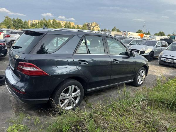 Pelēks Mercedes-Benz ML 250 2013 Šauļi, ar dzinēja tilpumu 2.14 L un nobraukumu 290 tūkst. km par 6700 €, foto 5 vietnē AUTOMOTO.COM.LV