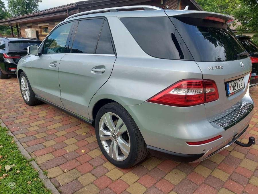 Pelēks Mercedes-Benz ML 250 2014 Kupiškis, ar dzinēja tilpumu 2.14 L un nobraukumu 277 tūkst. km par 12750 €, foto 4 vietnē AUTOMOTO.COM.LV