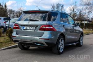 Grey Mercedes-Benz ML 250 2014 in Jelgava, with an engine capacity of 2.20 L and mileage of 178 thousand km for 17490 €, photo 4 on AUTOMOTO.COM.LV