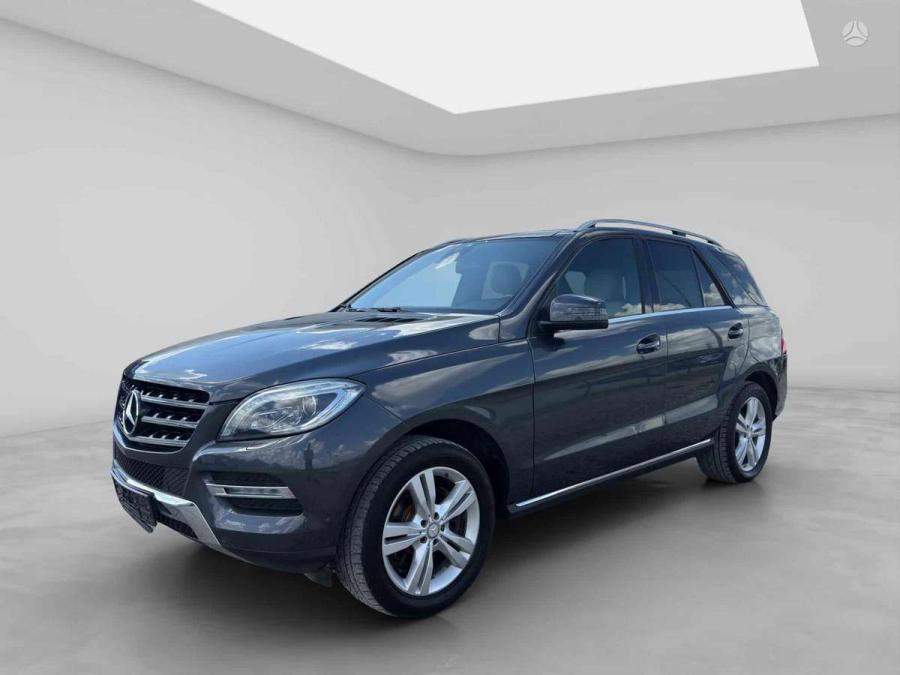 Grey Mercedes-Benz ML 250 2015 in Kaunas, with an engine capacity of 2.10 L and mileage of 312 thousand km for 13400 €, photo 1 on AUTOMOTO.COM.LV