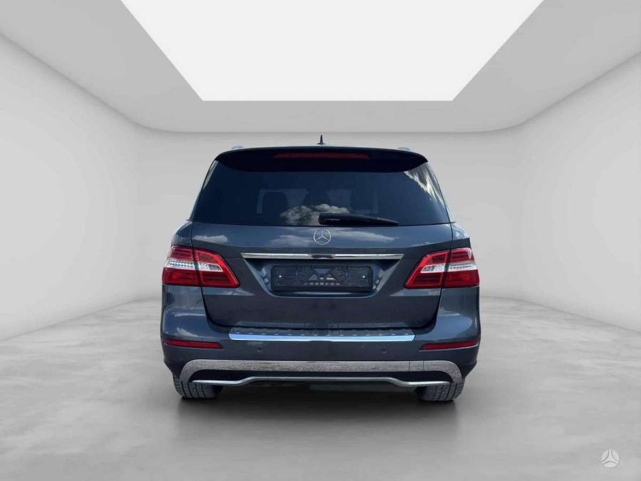 Grey Mercedes-Benz ML 250 2015 in Kaunas, with an engine capacity of 2.10 L and mileage of 312 thousand km for 13400 €, photo 6 on AUTOMOTO.COM.LV