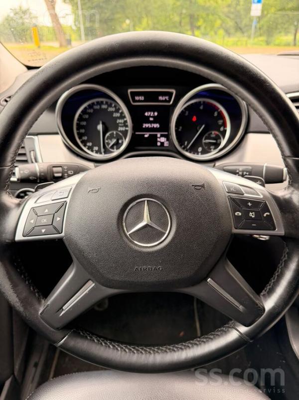 White Mercedes-Benz ML 250 2011 in Jekabpils, with an engine capacity of 2.20 L and mileage of 295 thousand km for 14990 €, photo 4 on AUTOMOTO.COM.LV