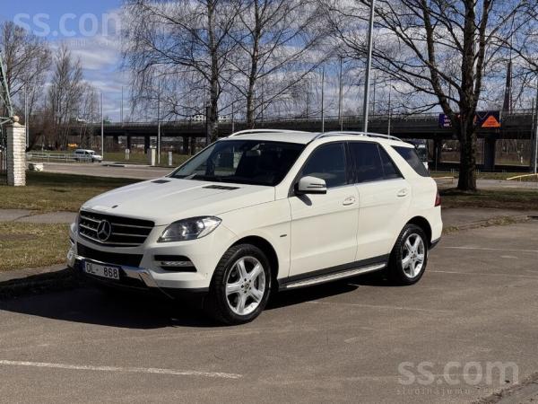White Mercedes-Benz ML 250 2012 in Riga, with an engine capacity of 2.10 L and mileage of 313 thousand km for 12200 €, photo 6 on AUTOMOTO.COM.LV