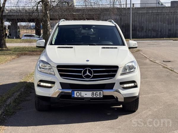 White Mercedes-Benz ML 250 2012 in Riga, with an engine capacity of 2.10 L and mileage of 313 thousand km for 12200 €, photo 7 on AUTOMOTO.COM.LV