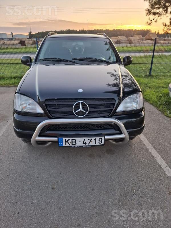 Мерседес МЛ 270 2000 в Рига на AUTOMOTO.COM.LV Черный Мерседес МЛ 270 2000 в Рига, объемом двигателя 2.70 л и пробегом 422 тыс. км за 1900 €, фото 3 на AUTOMOTO.COM.LV