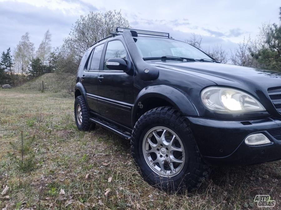 Black Mercedes-Benz ML 270 2002 in Vilnius, with an engine capacity of 2.70 L and mileage of 250 thousand km for 3700 €, photo 4 on AUTOMOTO.COM.LV