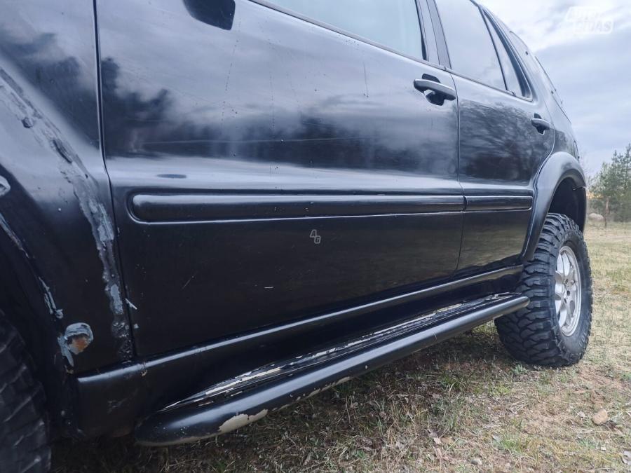 Black Mercedes-Benz ML 270 2002 in Vilnius, with an engine capacity of 2.70 L and mileage of 250 thousand km for 3700 €, photo 9 on AUTOMOTO.COM.LV