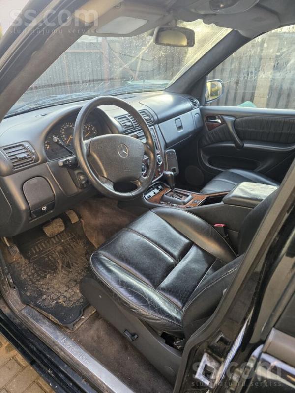 Black Mercedes-Benz ML 270 2002 in Riga, with an engine capacity of 2.70 L and mileage of 420 thousand km for 2450 €, photo 5 on AUTOMOTO.COM.LV