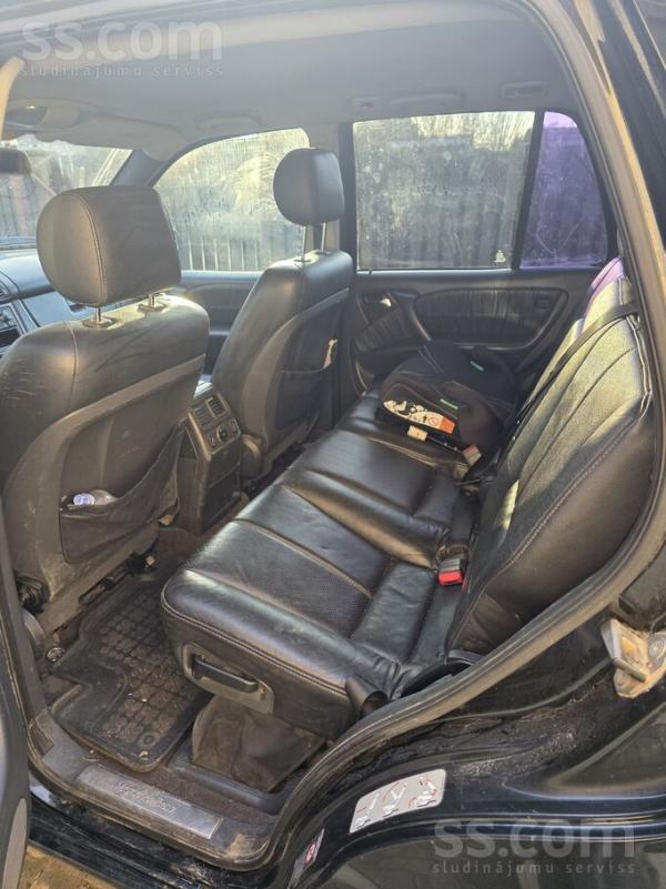 Black Mercedes-Benz ML 270 2002 in Riga, with an engine capacity of 2.70 L and mileage of 420 thousand km for 2450 €, photo 6 on AUTOMOTO.COM.LV