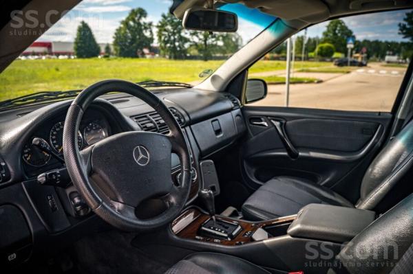 Black Mercedes-Benz ML 270 2002 in Riga, with an engine capacity of 2.70 L and mileage of 353 thousand km for 1990 €, photo 10 on AUTOMOTO.COM.LV