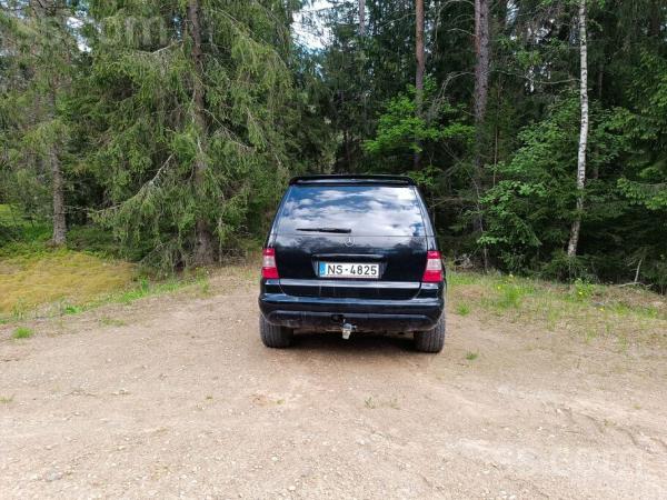 Black Mercedes-Benz ML 270 2002 in Daugavpils, with an engine capacity of 2.70 L and mileage of 313 thousand km for 2850 €, photo 3 on AUTOMOTO.COM.LV