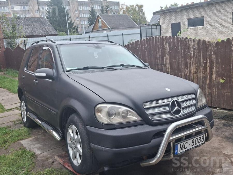 Черный Мерседес МЛ 270 2002 в Даугавпилс, объемом двигателя 2.70 л и пробегом 420 тыс. км за 2300 €, фото 1 на AUTOMOTO.COM.LV