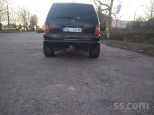Melns Mercedes-Benz ML 270 2003 Liepāja, ar dzinēja tilpumu 2.70 L un nobraukumu 300 tūkst. km par 2500 €, foto 3 vietnē AUTOMOTO.COM.LV