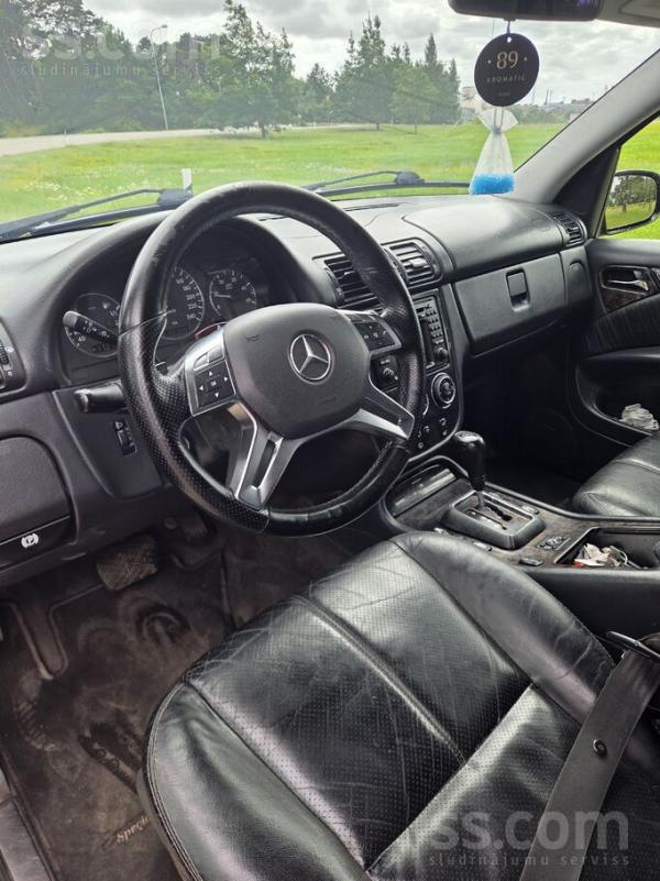Black Mercedes-Benz ML 270 2003 in Ventspils, with an engine capacity of 2.70 L and mileage of 251 thousand km for 2500 €, photo 2 on AUTOMOTO.COM.LV