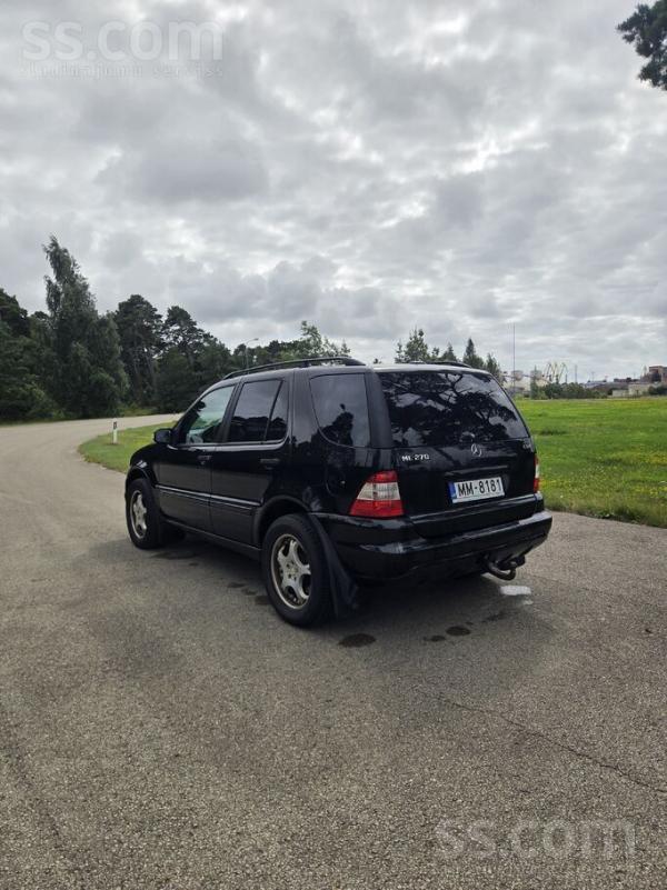 Black Mercedes-Benz ML 270 2003 in Ventspils, with an engine capacity of 2.70 L and mileage of 251 thousand km for 2500 €, photo 8 on AUTOMOTO.COM.LV