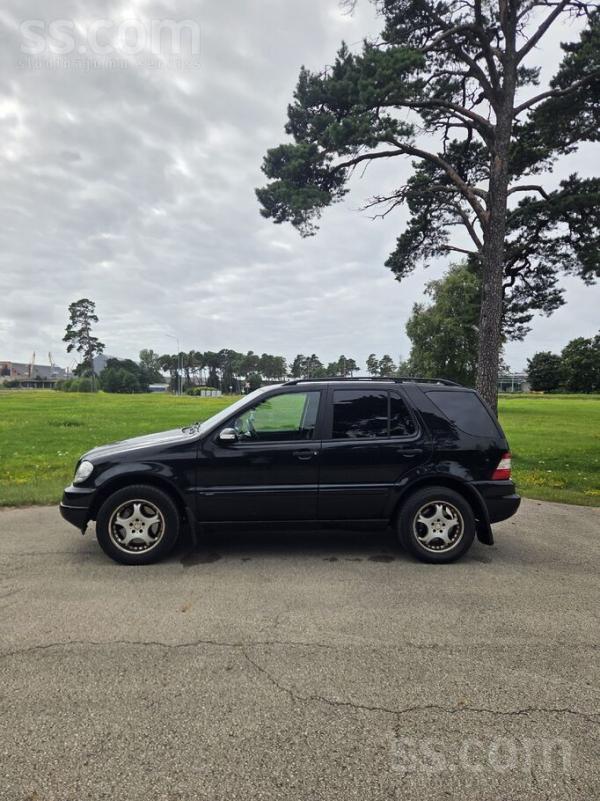 Black Mercedes-Benz ML 270 2003 in Ventspils, with an engine capacity of 2.70 L and mileage of 251 thousand km for 2500 €, photo 9 on AUTOMOTO.COM.LV