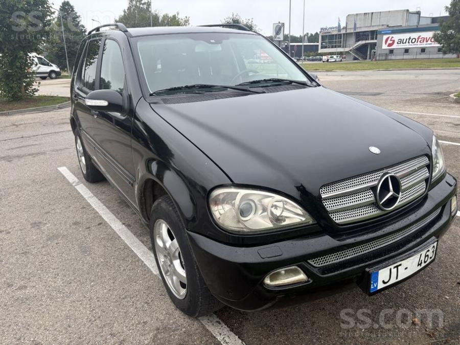 Black Mercedes-Benz ML 270 2003 in Riga, with an engine capacity of 2.70 L and mileage of 340 thousand km for 2050 €, photo 3 on AUTOMOTO.COM.LV