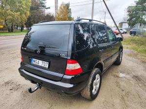 Melns Mercedes-Benz ML 270 2003 Viļņa, ar dzinēja tilpumu 2.69 L un nobraukumu 296 tūkst. km par 2999 €, foto 5 vietnē AUTOMOTO.COM.LV