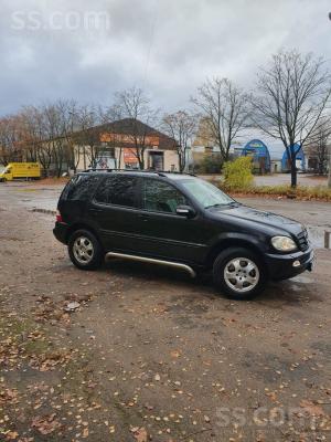 Black Mercedes-Benz ML 270 2004 in Riga, with an engine capacity of 2.70 L and mileage of 355 thousand km for 2500 €, photo 2 on AUTOMOTO.COM.LV