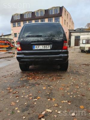 Black Mercedes-Benz ML 270 2004 in Riga, with an engine capacity of 2.70 L and mileage of 355 thousand km for 2500 €, photo 3 on AUTOMOTO.COM.LV