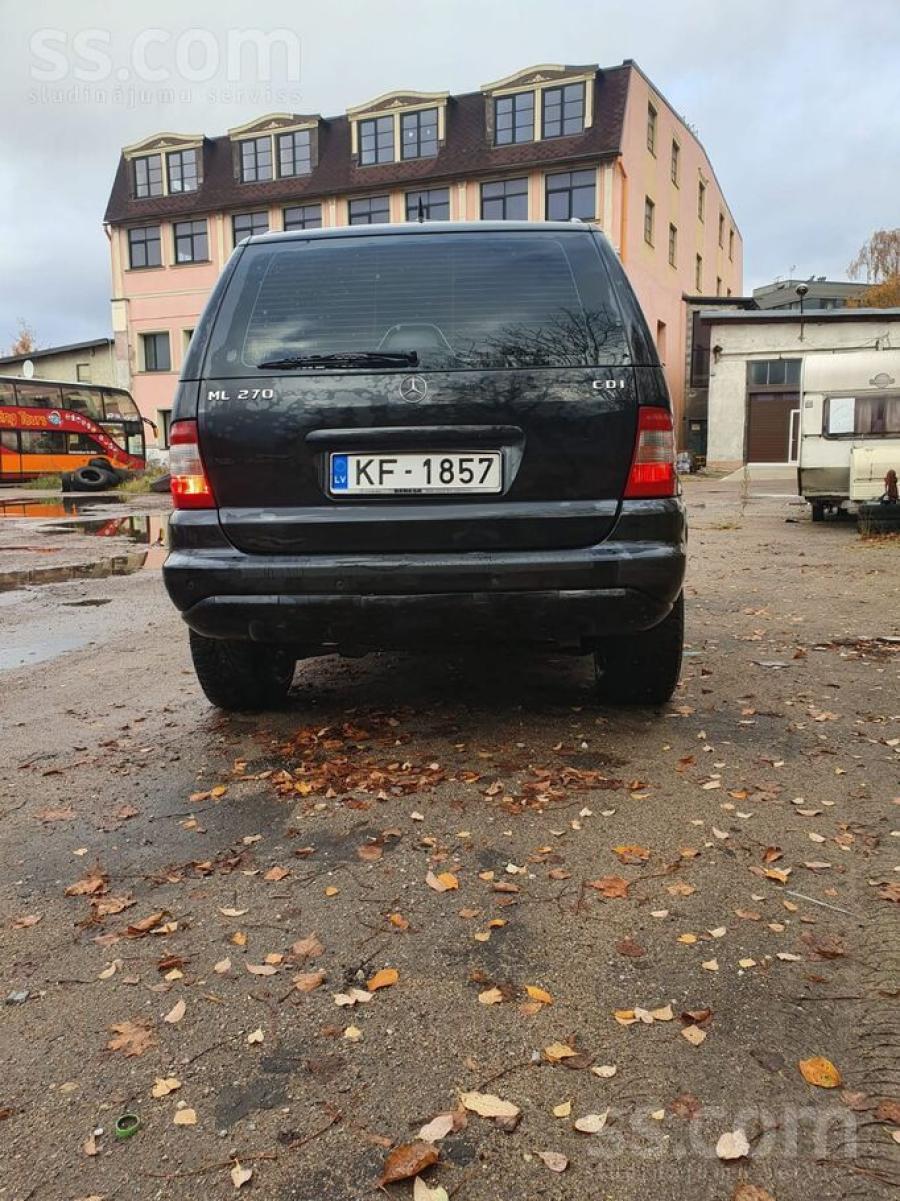 Black Mercedes-Benz ML 270 2004 in Riga, with an engine capacity of 2.70 L and mileage of 355 thousand km for 2500 €, photo 3 on AUTOMOTO.COM.LV