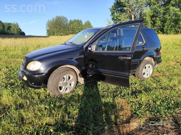 Melns Mercedes-Benz ML 270 2004 Rēzekne, ar dzinēja tilpumu 2.70 L un nobraukumu 277 tūkst. km par 2700 €, foto 1 vietnē AUTOMOTO.COM.LV