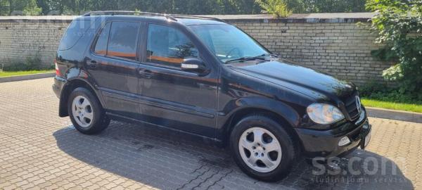 Black Mercedes-Benz ML 270 2004 in Riga, with an engine capacity of 2.70 L and mileage of 284 thousand km for 3200 €, photo 2 on AUTOMOTO.COM.LV