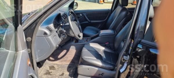 Black Mercedes-Benz ML 270 2004 in Riga, with an engine capacity of 2.70 L and mileage of 284 thousand km for 3200 €, photo 10 on AUTOMOTO.COM.LV