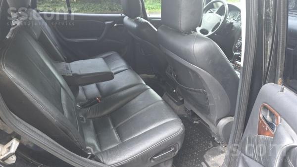 Black Mercedes-Benz ML 270 2004 in Riga, with an engine capacity of 2.70 L and mileage of 292 thousand km for 2800 €, photo 5 on AUTOMOTO.COM.LV