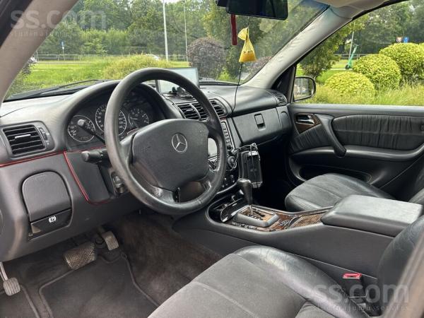 Black Mercedes-Benz ML 270 2005 in Riga, with an engine capacity of 2.70 L and mileage of 360 thousand km for 1850 €, photo 9 on AUTOMOTO.COM.LV