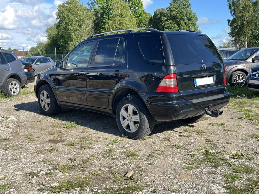 Black Mercedes-Benz ML 270 2005 in Klaipeda, with an engine capacity of 2.70 L and mileage of 451 thousand km for 2250 €, photo 5 on AUTOMOTO.COM.LV