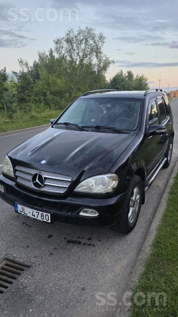 Melns Mercedes-Benz ML 270 2024 Daugavpils, ar dzinēja tilpumu 2.70 L un nobraukumu 339 tūkst. km par 2000 €, foto 1 vietnē AUTOMOTO.COM.LV