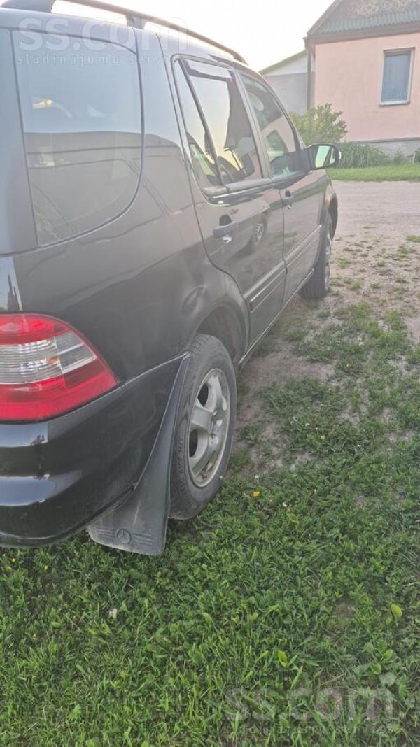Melns Mercedes-Benz ML 270 2002 Daugavpils, ar dzinēja tilpumu 2.70 L un nobraukumu 294 tūkst. km par 2100 €, foto 1 vietnē AUTOMOTO.COM.LV