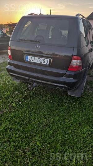 Melns Mercedes-Benz ML 270 2002 Daugavpils, ar dzinēja tilpumu 2.70 L un nobraukumu 294 tūkst. km par 2100 €, foto 3 vietnē AUTOMOTO.COM.LV