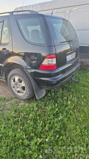 Melns Mercedes-Benz ML 270 2002 Daugavpils, ar dzinēja tilpumu 2.70 L un nobraukumu 294 tūkst. km par 2100 €, foto 4 vietnē AUTOMOTO.COM.LV