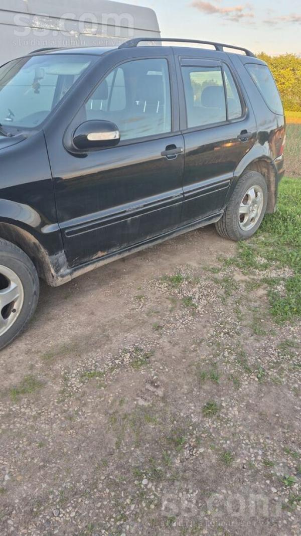 Melns Mercedes-Benz ML 270 2002 Daugavpils, ar dzinēja tilpumu 2.70 L un nobraukumu 294 tūkst. km par 2100 €, foto 4 vietnē AUTOMOTO.COM.LV