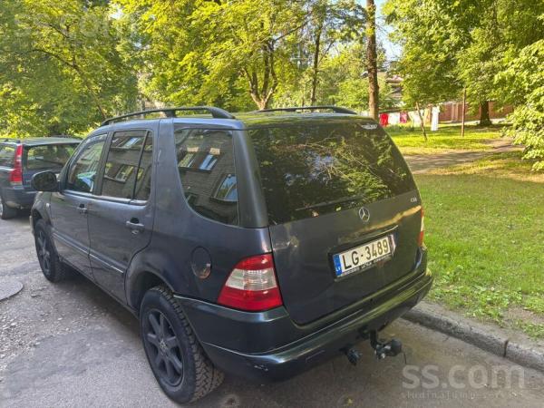 Blue Mercedes-Benz ML 270 2000 in Riga, with an engine capacity of 2.70 L and mileage of 383 thousand km for 2500 €, photo 4 on AUTOMOTO.COM.LV