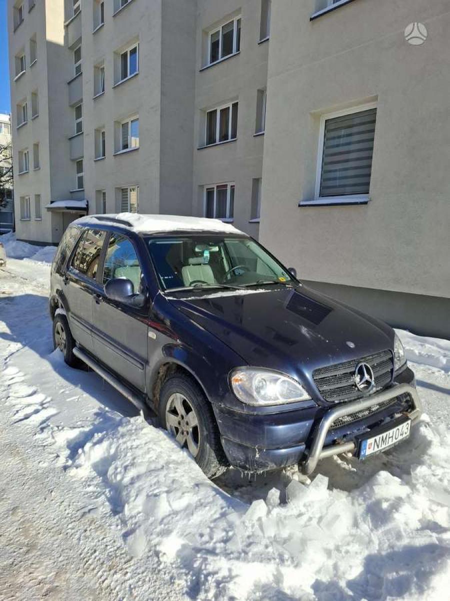 Blue Mercedes-Benz ML 270 2001 in Ignalina, with an engine capacity of 2.69 L and mileage of 324 thousand km for 3400 €, photo 3 on AUTOMOTO.COM.LV