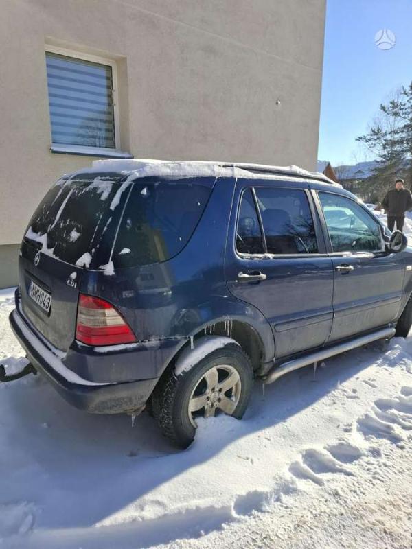 Blue Mercedes-Benz ML 270 2001 in Ignalina, with an engine capacity of 2.69 L and mileage of 324 thousand km for 3400 €, photo 4 on AUTOMOTO.COM.LV