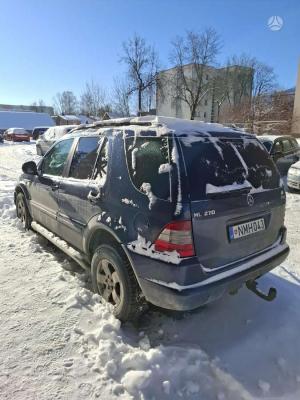 Blue Mercedes-Benz ML 270 2001 in Ignalina, with an engine capacity of 2.69 L and mileage of 324 thousand km for 3400 €, photo 6 on AUTOMOTO.COM.LV