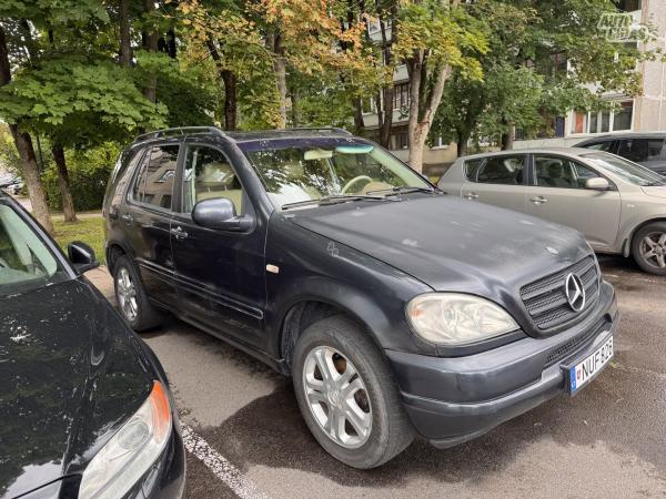 Blue Mercedes-Benz ML 270 2001 in Vilnius, with an engine capacity of 2.70 L and mileage of 350 thousand km for 2100 €, photo 7 on AUTOMOTO.COM.LV