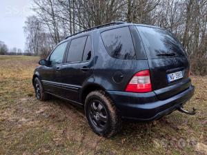 Blue Mercedes-Benz ML 270 2002 in Cesis, with an engine capacity of 2.70 L and mileage of 450 thousand km for 3100 €, photo 3 on AUTOMOTO.COM.LV