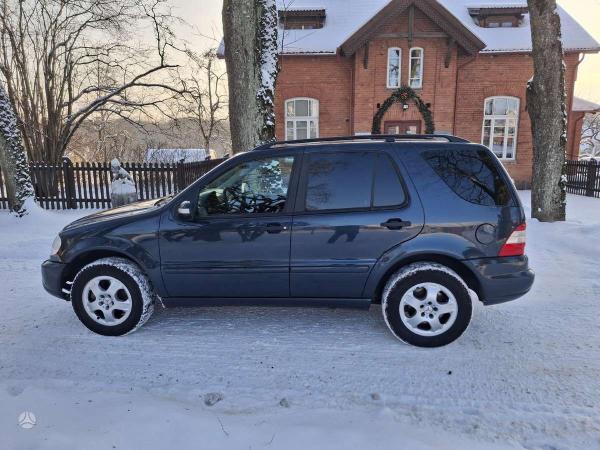 Blue Mercedes-Benz ML 270 2002 in Jurbarkas, with an engine capacity of 2.70 L and mileage of 185 thousand km for 4550 €, photo 4 on AUTOMOTO.COM.LV