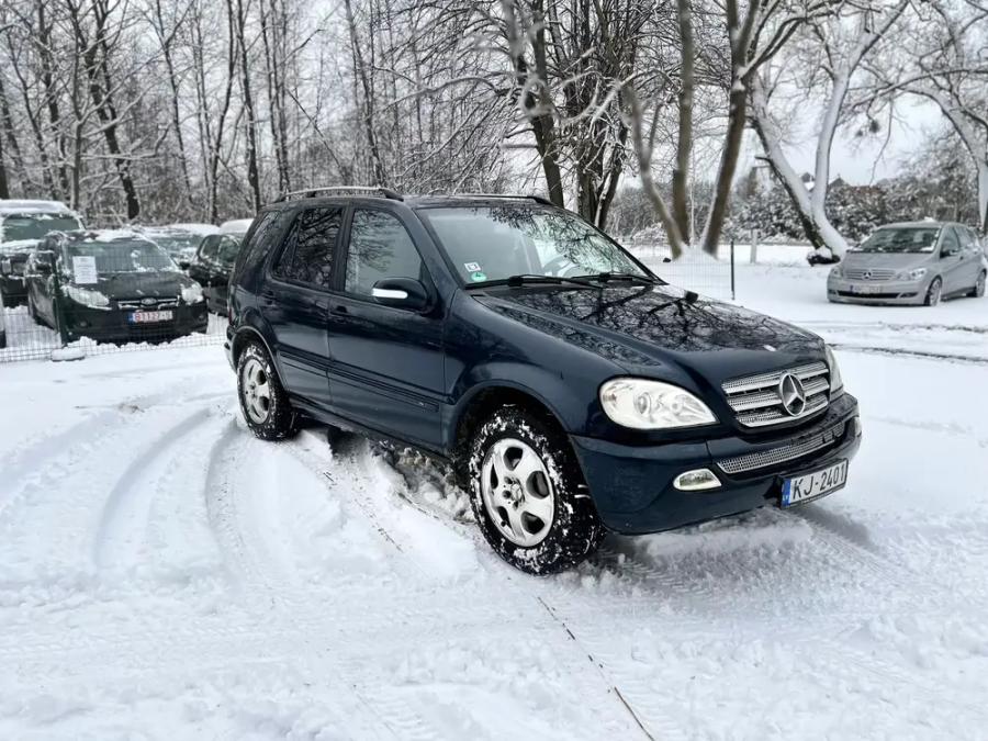 Blue Mercedes-Benz ML 270 2003 in Grobiņa, with an engine capacity of 2.70 L and mileage of 333 thousand km for 2800 €, photo 3 on AUTOMOTO.COM.LV