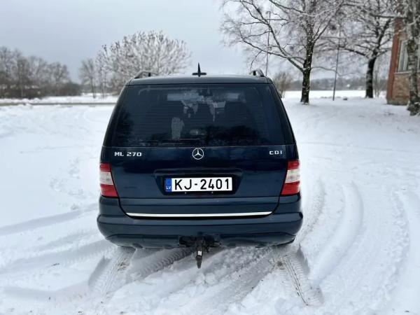 Blue Mercedes-Benz ML 270 2003 in Grobiņa, with an engine capacity of 2.70 L and mileage of 333 thousand km for 2800 €, photo 4 on AUTOMOTO.COM.LV