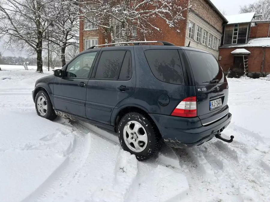 Blue Mercedes-Benz ML 270 2003 in Grobiņa, with an engine capacity of 2.70 L and mileage of 333 thousand km for 2800 €, photo 6 on AUTOMOTO.COM.LV